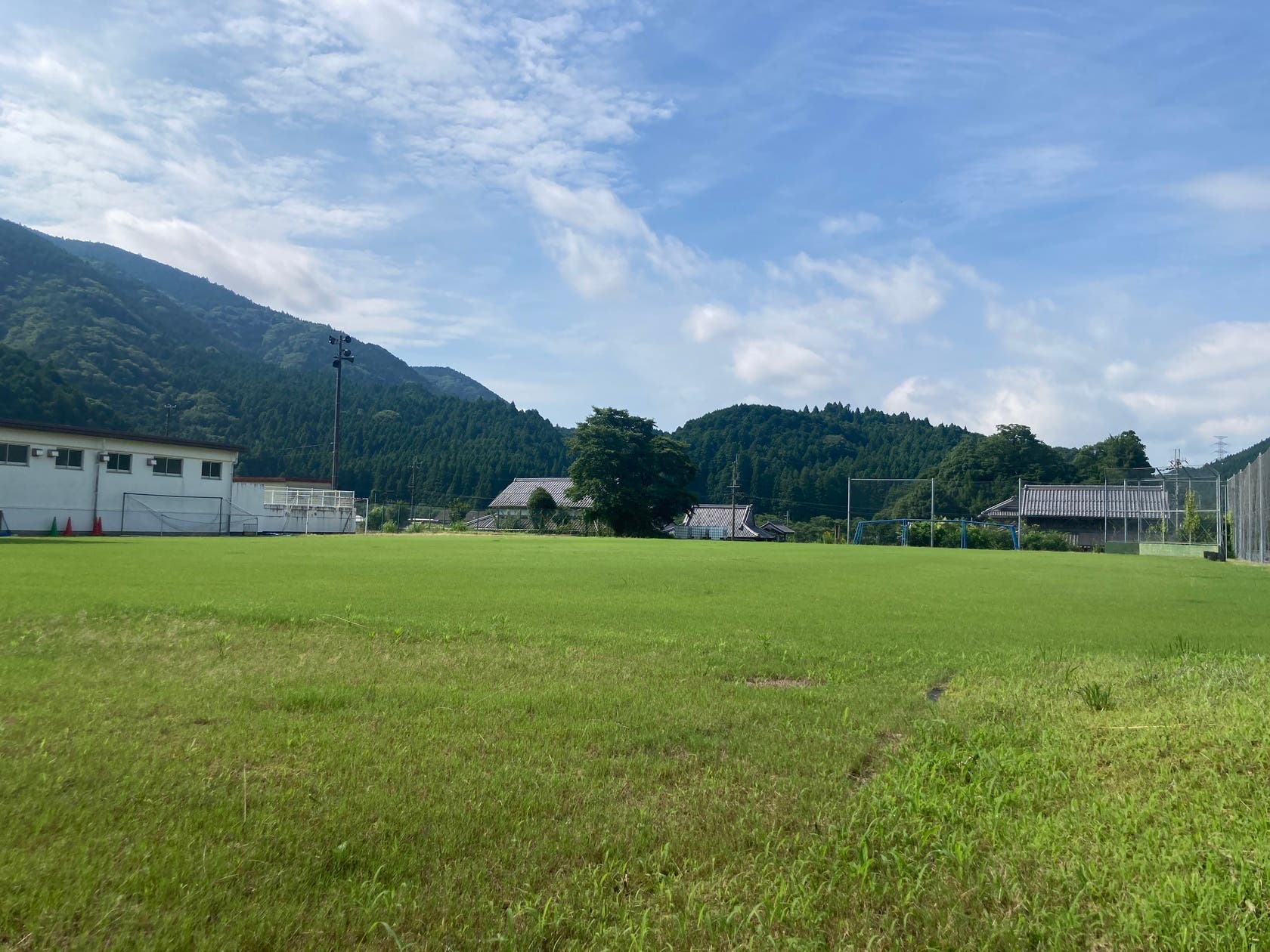 天然芝で遊べる！ 旧鮎河小学校グラウンドの写真3