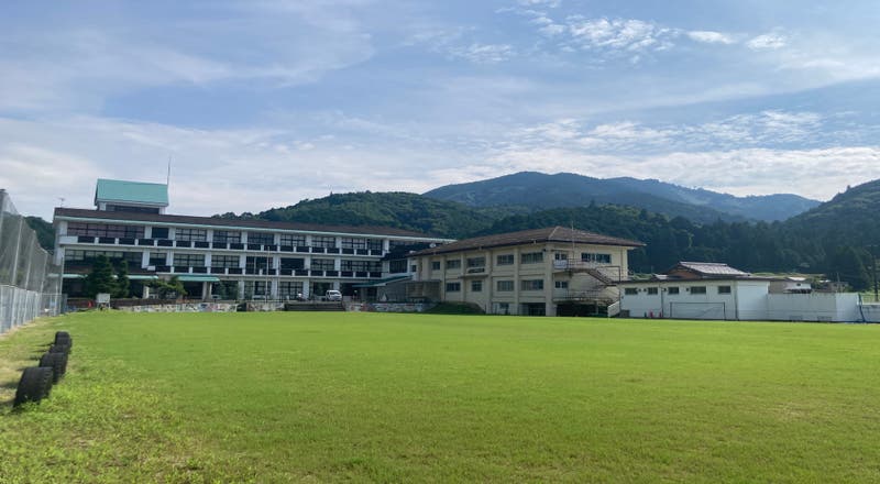 天然芝で遊べる！ 旧鮎河小学校グラウンド