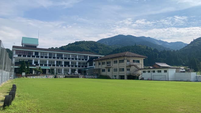 天然芝で遊べる! 旧鮎河小学校グラウンドの写真1