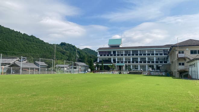 天然芝で遊べる! 旧鮎河小学校グラウンドの写真5