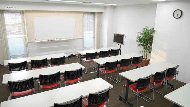 【市ヶ谷】白を基調とした落ち着いた貸し会議室/中会議室(30名様)の写真2