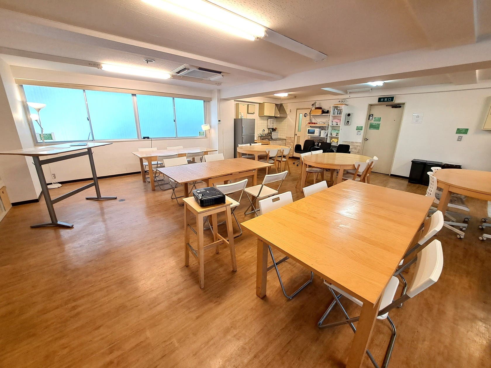 【ビジネス・会議・打合せ】秋葉原駅徒歩6分/40名着席可能/プロジェクター/マイク/ホワイトボード/Wi-fi/軽飲食可の写真2