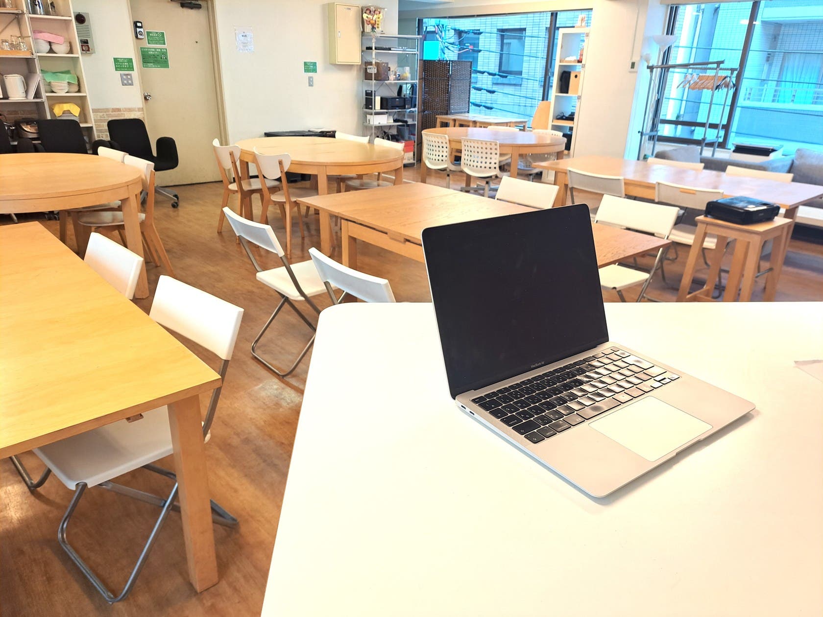 【ビジネス・会議・打合せ】秋葉原駅徒歩6分/40名着席可能/プロジェクター/マイク/ホワイトボード/Wi-fi/軽飲食可の写真1