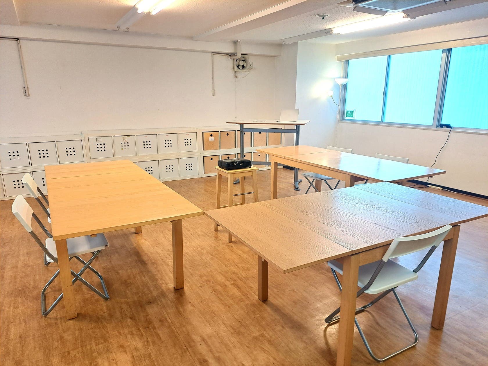 【ビジネス・会議・打合せ】秋葉原駅徒歩6分/40名着席可能/プロジェクター/マイク/ホワイトボード/Wi-fi/軽飲食可の写真3