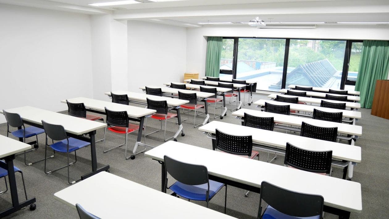 【市ヶ谷】緑の見える高級感のある貸会議室/大会議室(標準32名・最大48名)の写真1