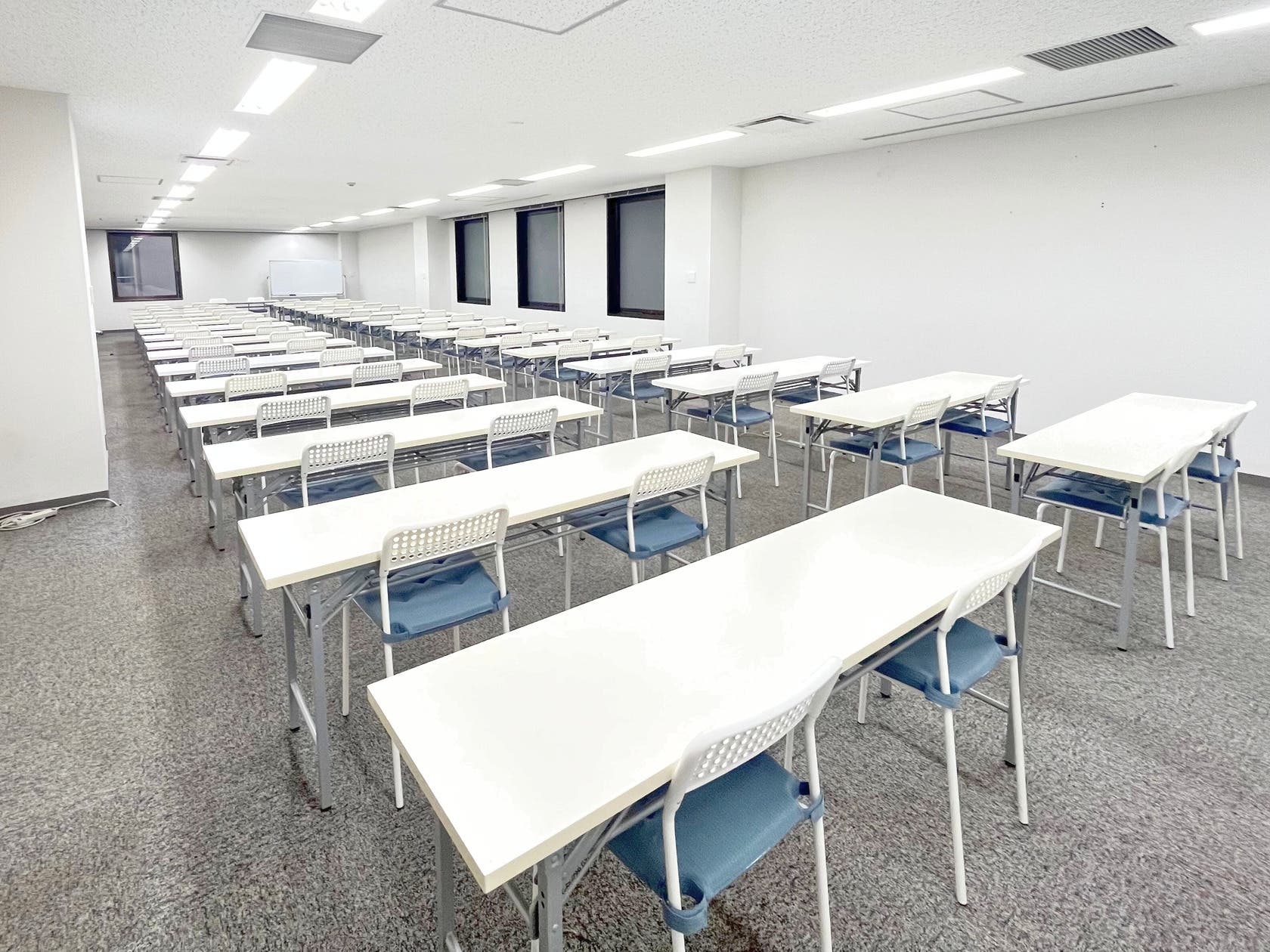 ⭐NEW⭐【六本木一丁目駅徒歩5分】無料備品多数☆会議・研修・試験会場・WEBセミナー・ZOOM快適ビジネス仕様！2階D会議室の写真1