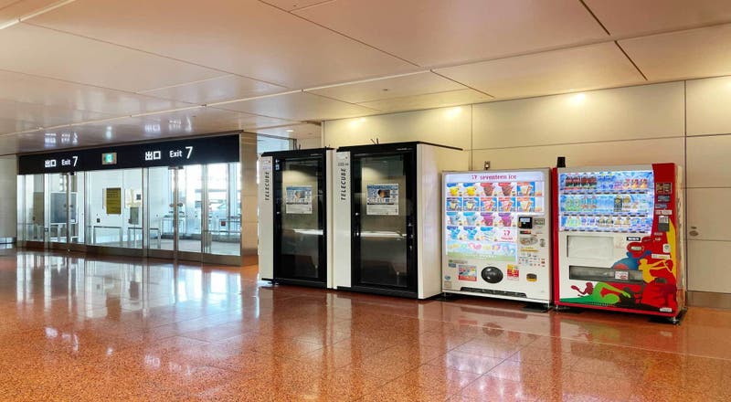 【テレキューブ】羽田空港T2の個室型ワークブース（232-04）です。視線と音を遮る、プライベートな集中環境。