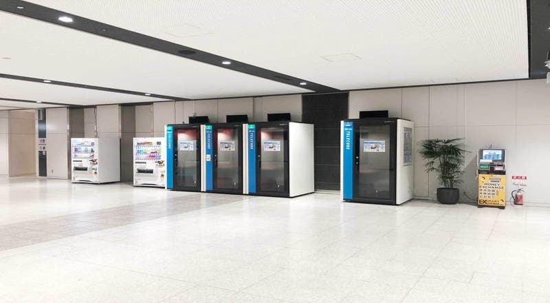 【テレキューブ】新千歳空港の個室型ワークブース（161-03）です。視線と音を遮る、プライベートな集中環境。