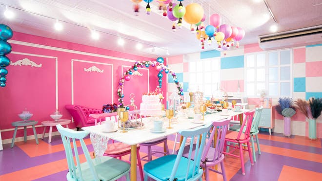 【カップケーキ】原宿系クレイジーメルヘン🧁 毒々しいほどビビットでカラフルなデコラティブなスタジオの写真2