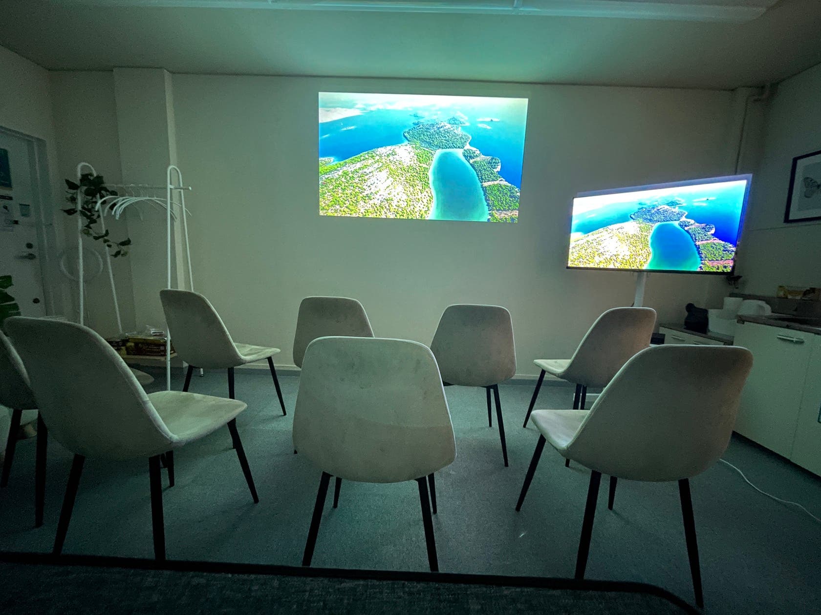 🥳難波駅1分〈COCO会議室なんば駅前店〉超駅近最大14名/セミナー ⏰/ビジネス&amp;懇親会/貸し会議室/当日予約可の写真7