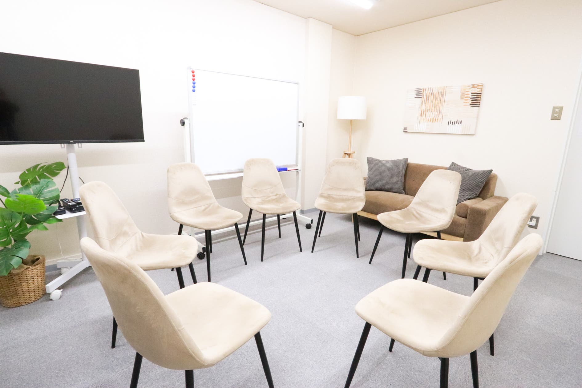 🥳難波駅1分〈COCO会議室なんば駅前店〉超駅近最大14名/セミナー ⏰/ビジネス&amp;懇親会/貸し会議室/当日予約可の写真5