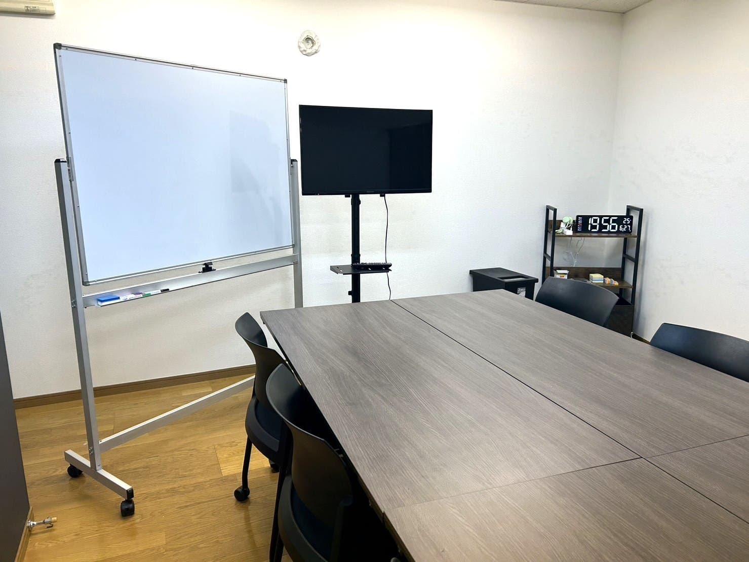 【高田馬場駅6分】12席、5G高速WiFi、モニター・ホワイトボード完備 24H対応 毎日スタッフ清掃の写真2