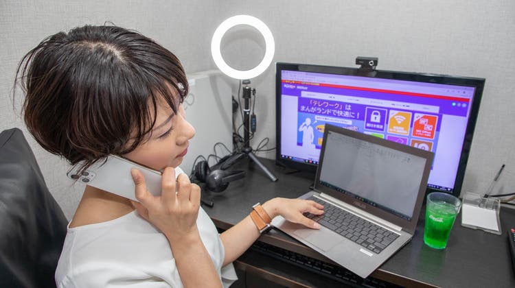 JR本八幡駅から徒歩1分、24時間いつでも使える、防音完全個室デスク席の写真1