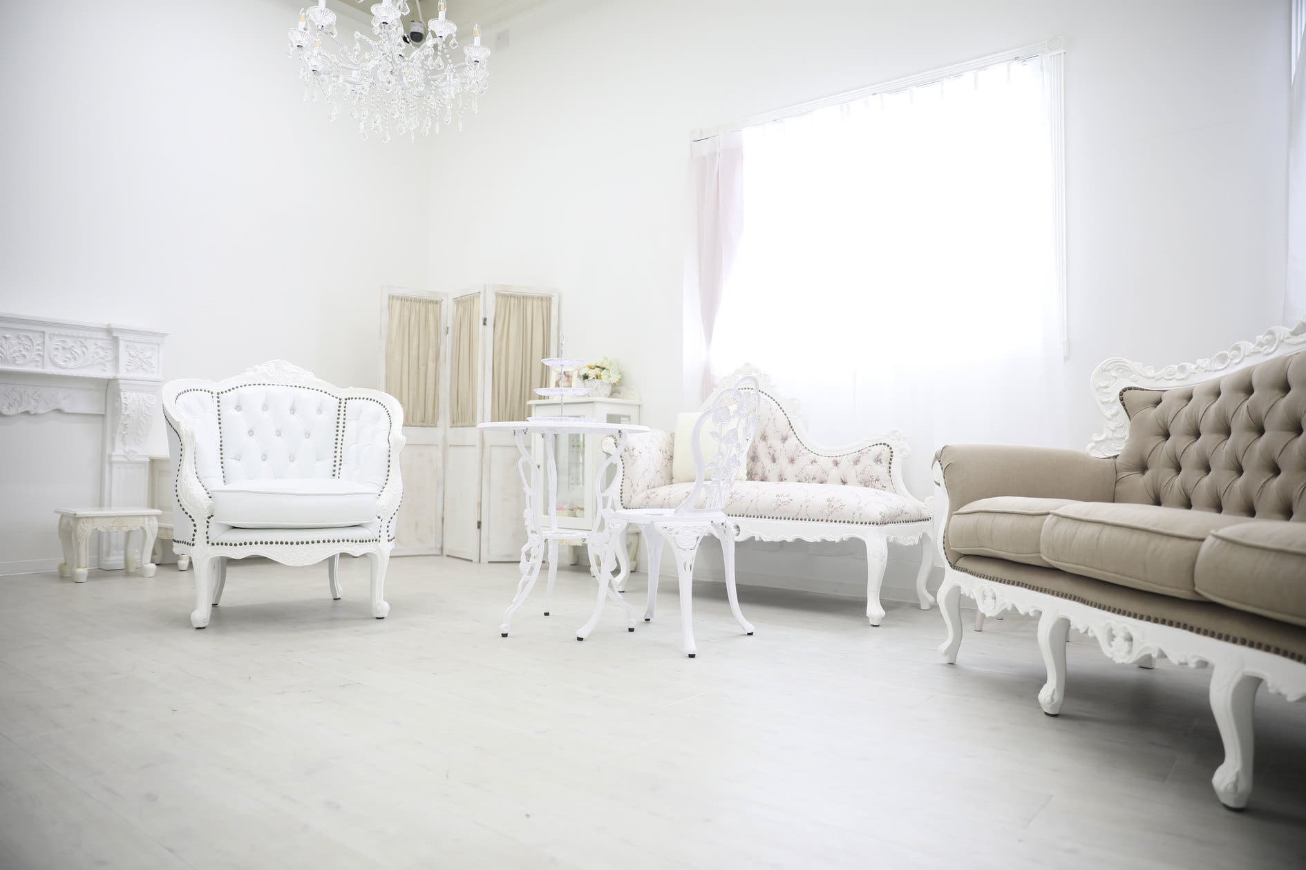 【ココスタジオ日本橋】白背景の撮影ルーム📸 換気・定期消毒✨無料WiFi✨コスプレ撮影👚✨の写真5