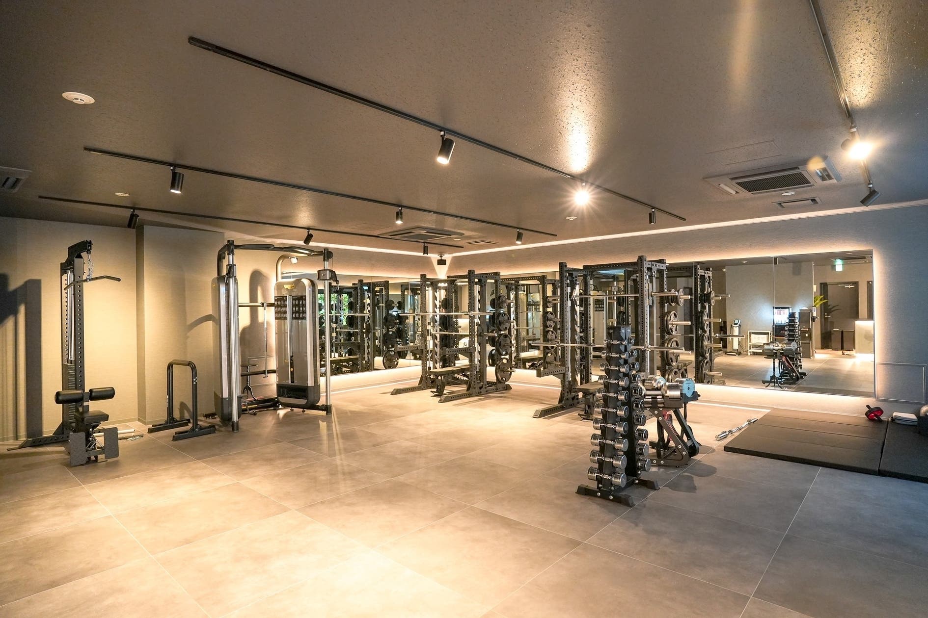 《虎ノ門駅徒歩30秒》 大人数貸切利用可！新築内装で豊富なマシン設備！SNS動画写真撮影OK！の写真1