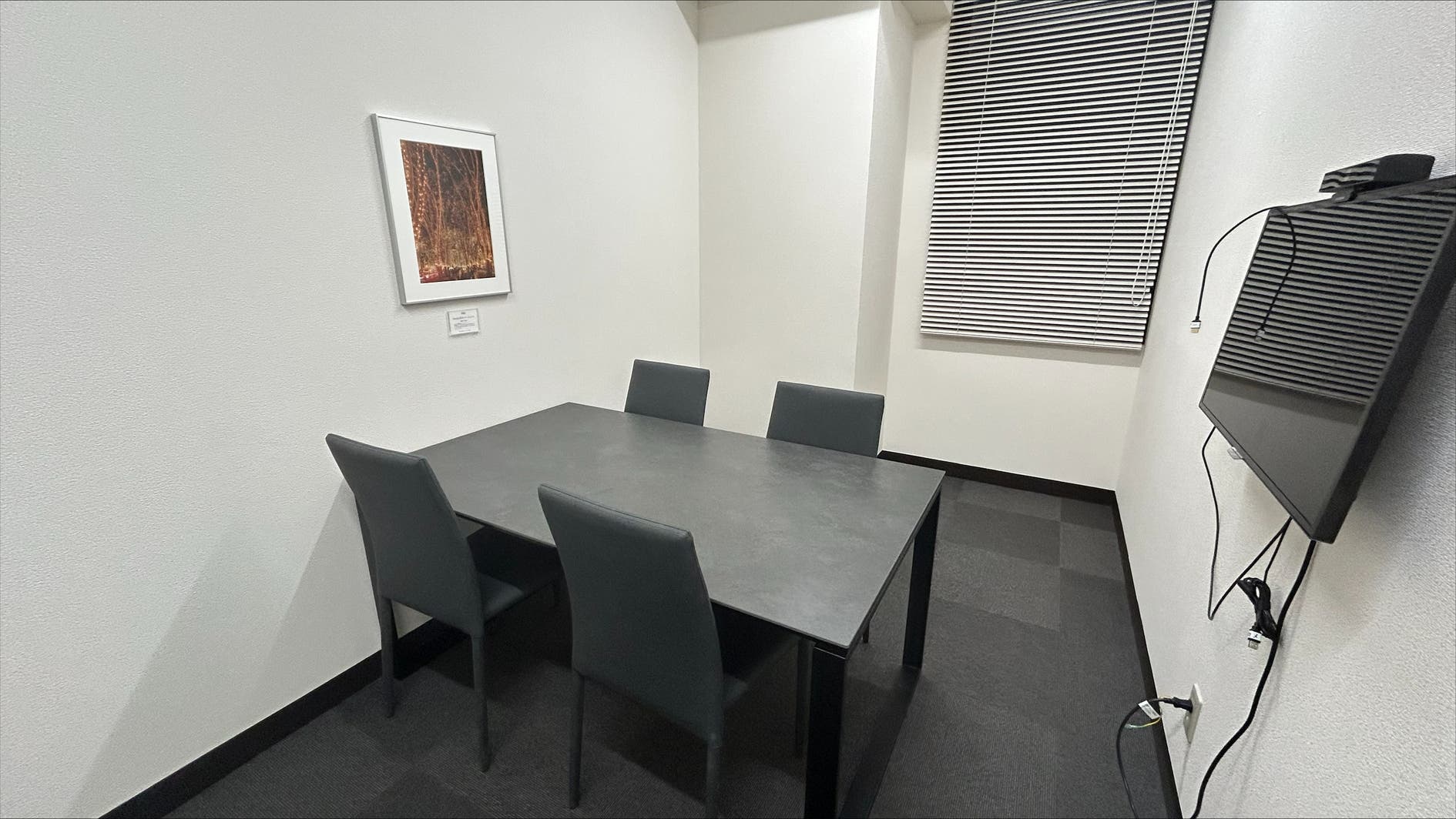 【貸会議室】　北四番丁駅徒歩1分！　4人収容可　wifi・モニター完備　WEB会議やテレワークにの写真1
