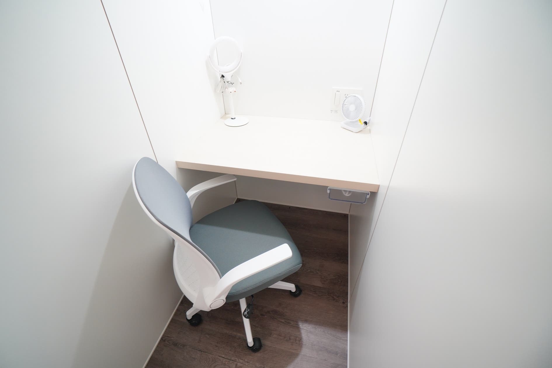 ＜ビズボ東京駅八重洲京橋No.3＞東京駅徒歩4分・京橋駅徒歩2分【完全個室】🚃光回線Wi-Fi📶電源🔌の写真1