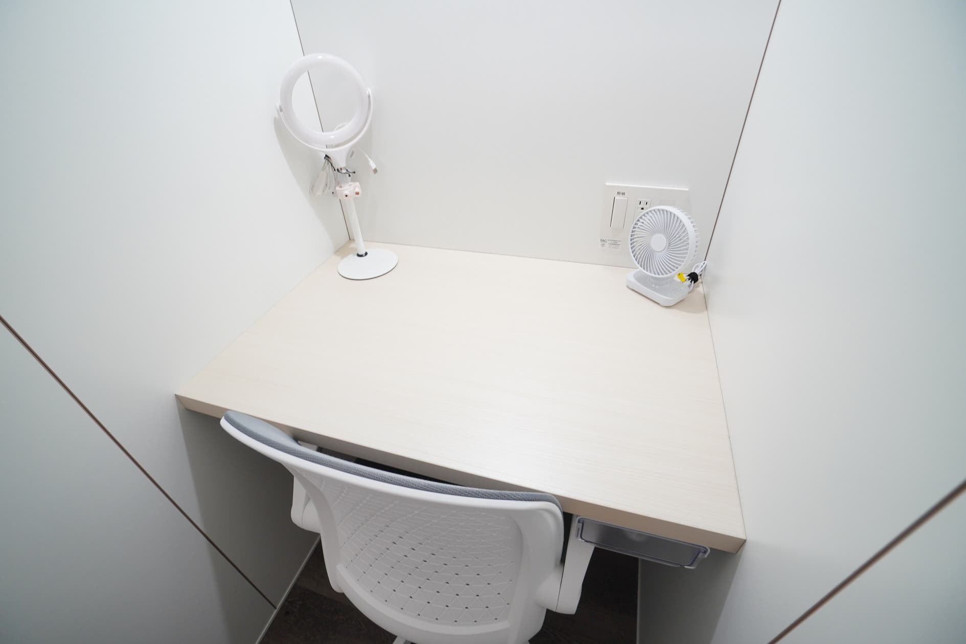 ＜ビズボ東京駅八重洲京橋No.3＞東京駅徒歩4分・京橋駅徒歩2分【完全個室】🚃光回線Wi-Fi📶電源🔌の写真2