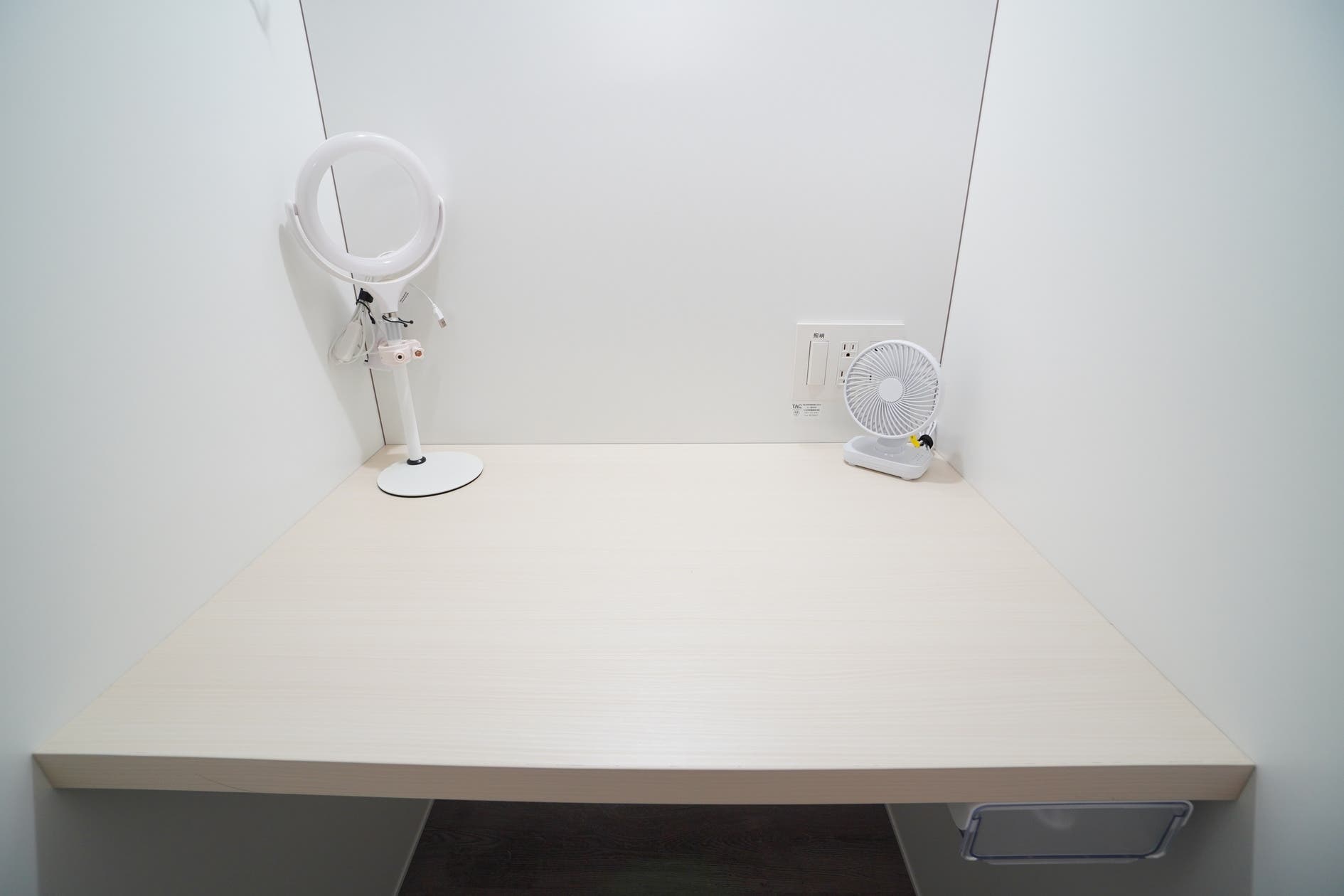 ＜ビズボ東京駅八重洲京橋No.3＞東京駅徒歩4分・京橋駅徒歩2分【完全個室】🚃光回線Wi-Fi📶電源🔌の写真3