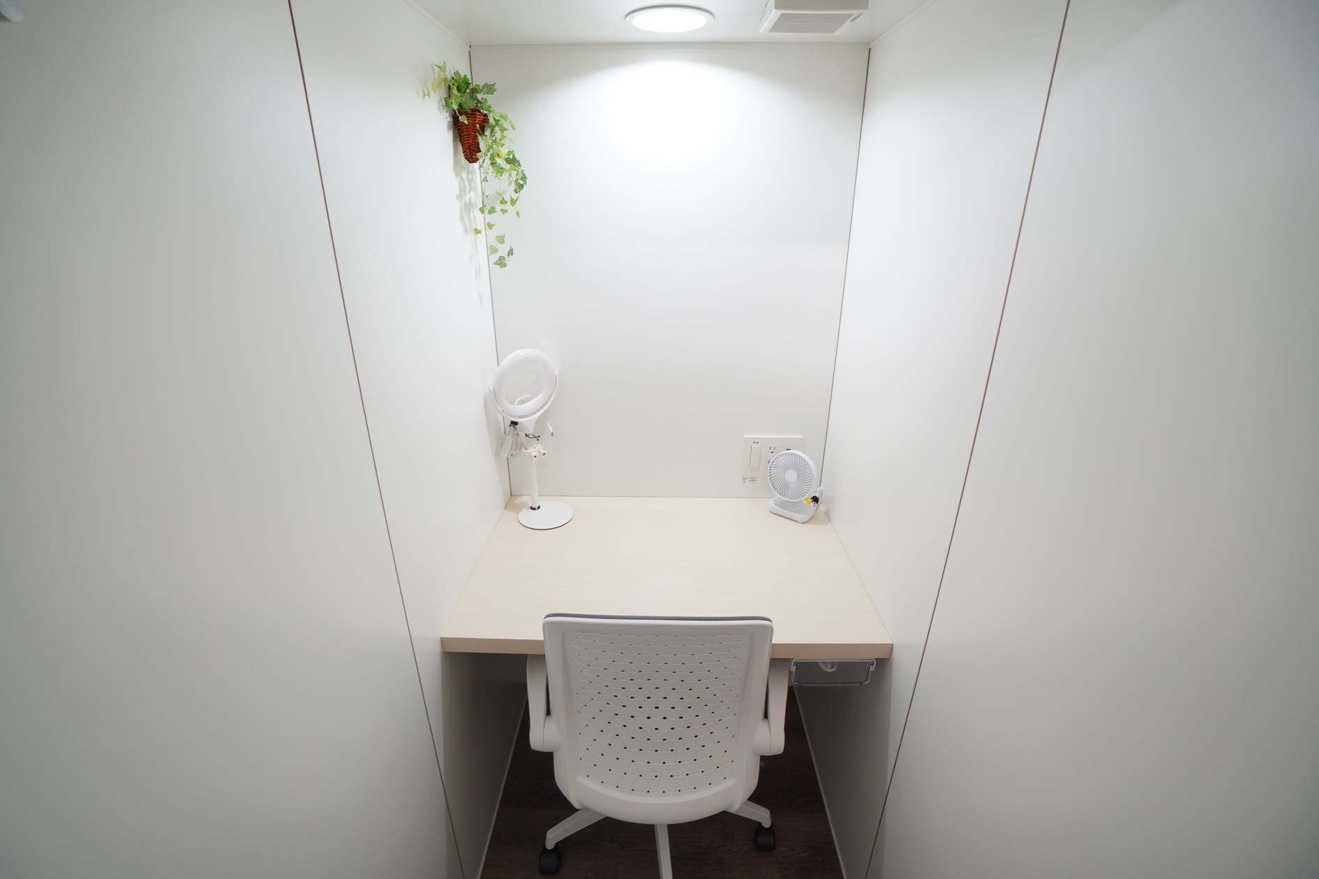 ＜ビズボ東京駅八重洲京橋No.3＞東京駅徒歩4分・京橋駅徒歩2分【完全個室】🚃光回線Wi-Fi📶電源🔌の写真4