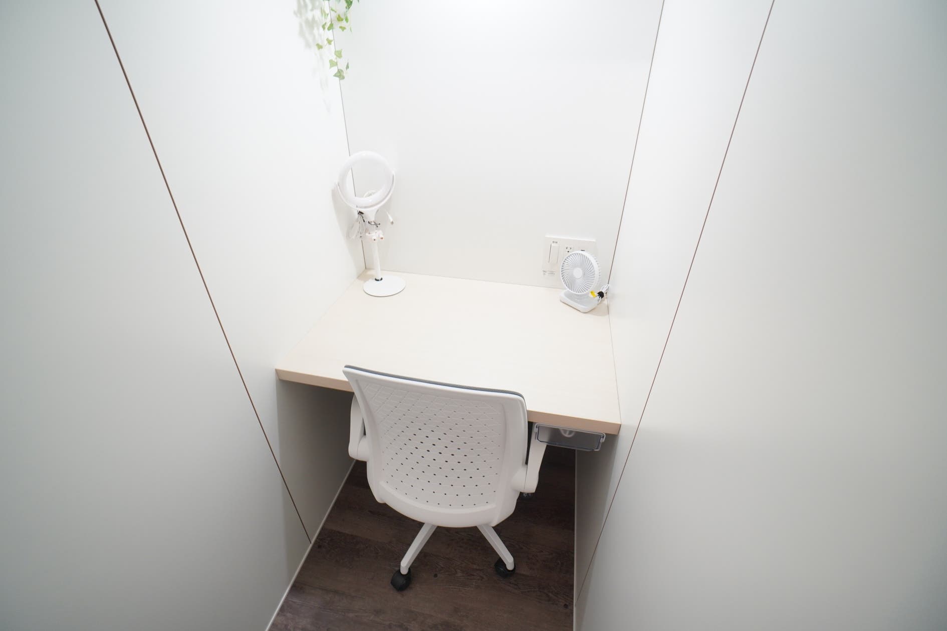 ＜ビズボ東京駅八重洲京橋No.3＞東京駅徒歩4分・京橋駅徒歩2分【完全個室】🚃光回線Wi-Fi📶電源🔌の写真5