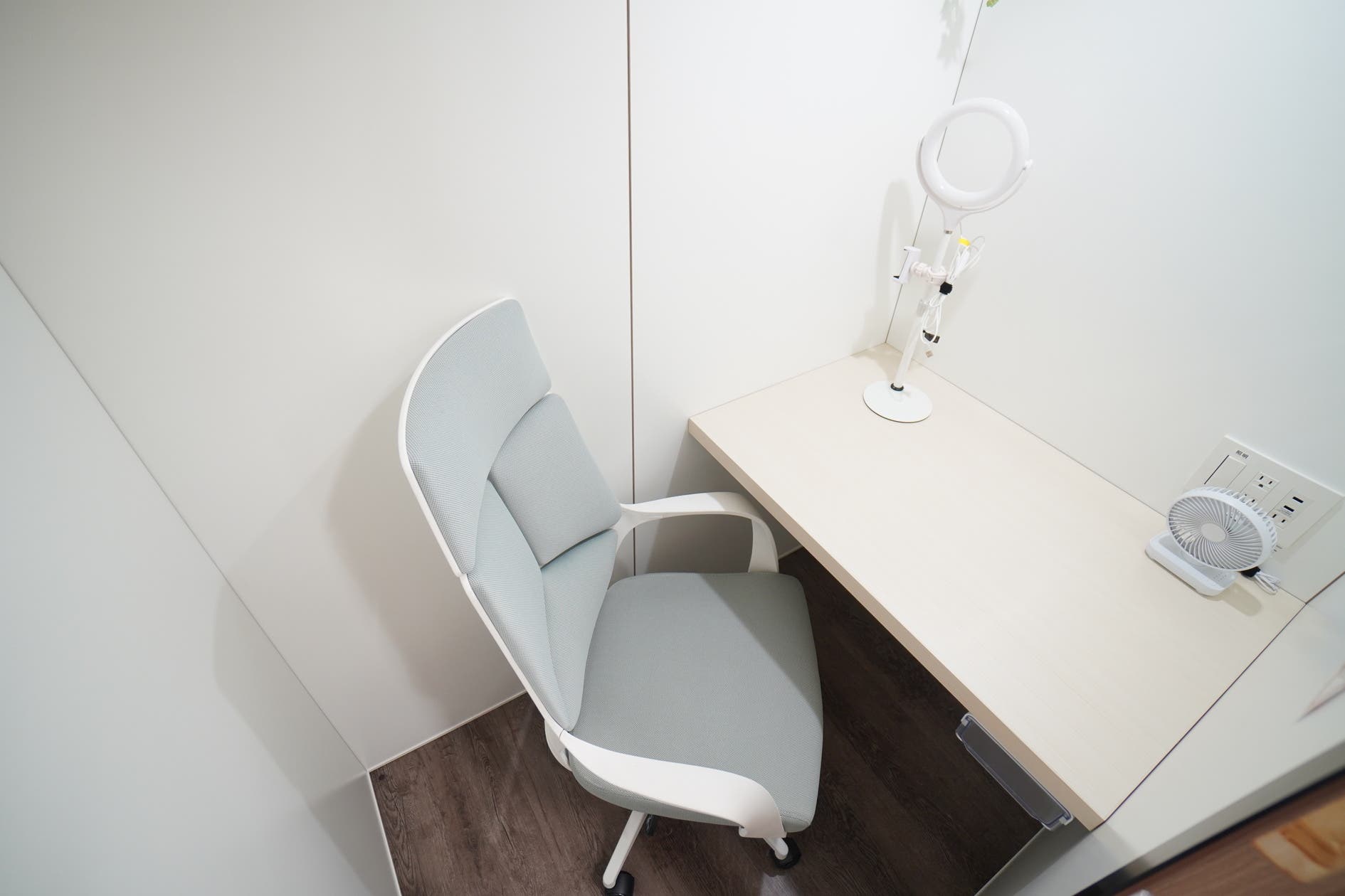 ＜ビズボ東京駅八重洲京橋No.4＞東京駅徒歩4分・京橋駅徒歩2分【完全個室】🚃光回線Wi-Fi📶電源🔌の写真1