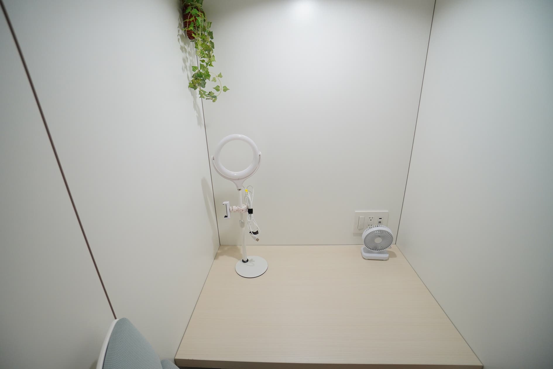 ＜ビズボ東京駅八重洲京橋No.4＞東京駅徒歩4分・京橋駅徒歩2分【完全個室】🚃光回線Wi-Fi📶電源🔌の写真2