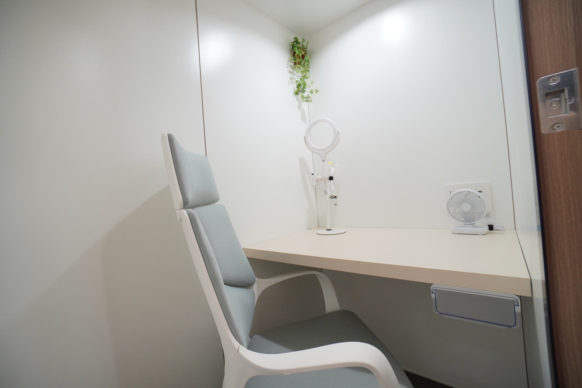 ＜ビズボ東京駅八重洲京橋No.4＞東京駅徒歩4分・京橋駅徒歩2分【完全個室】🚃光回線Wi-Fi📶電源🔌の写真3