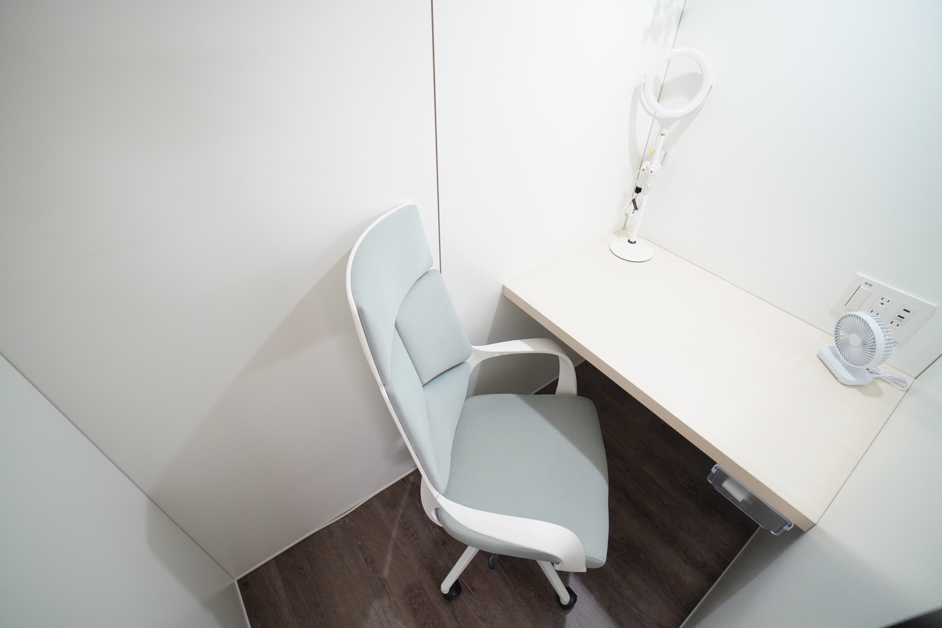 ＜ビズボ東京駅八重洲京橋No.6＞東京駅徒歩4分・京橋駅徒歩2分【完全個室】🚃光回線Wi-Fi📶電源🔌の写真1