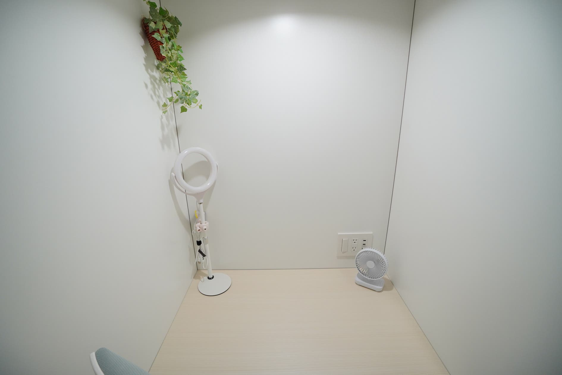 ＜ビズボ東京駅八重洲京橋No.6＞東京駅徒歩4分・京橋駅徒歩2分【完全個室】🚃光回線Wi-Fi📶電源🔌の写真2