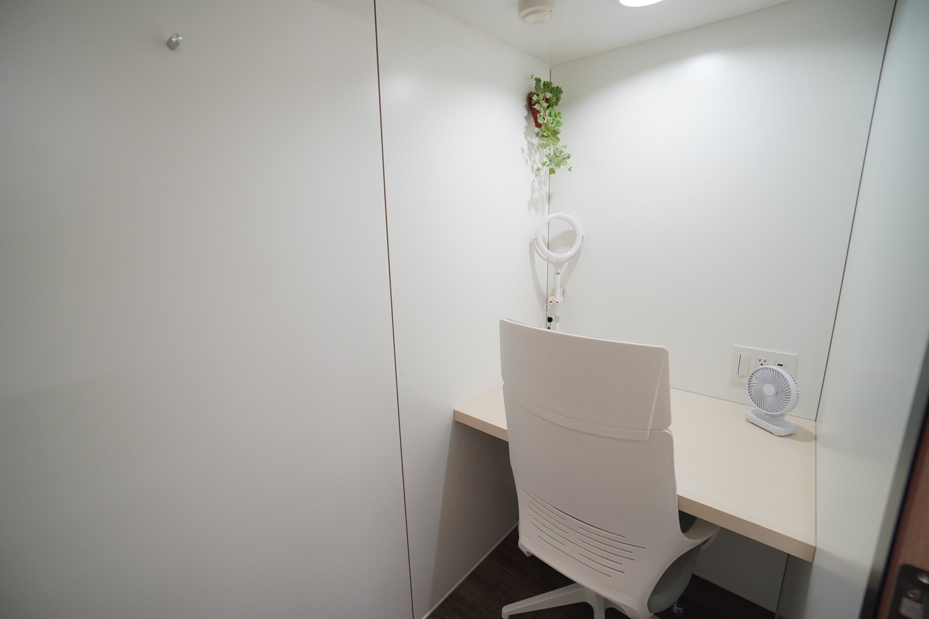 ＜ビズボ東京駅八重洲京橋No.6＞東京駅徒歩4分・京橋駅徒歩2分【完全個室】🚃光回線Wi-Fi📶電源🔌の写真3