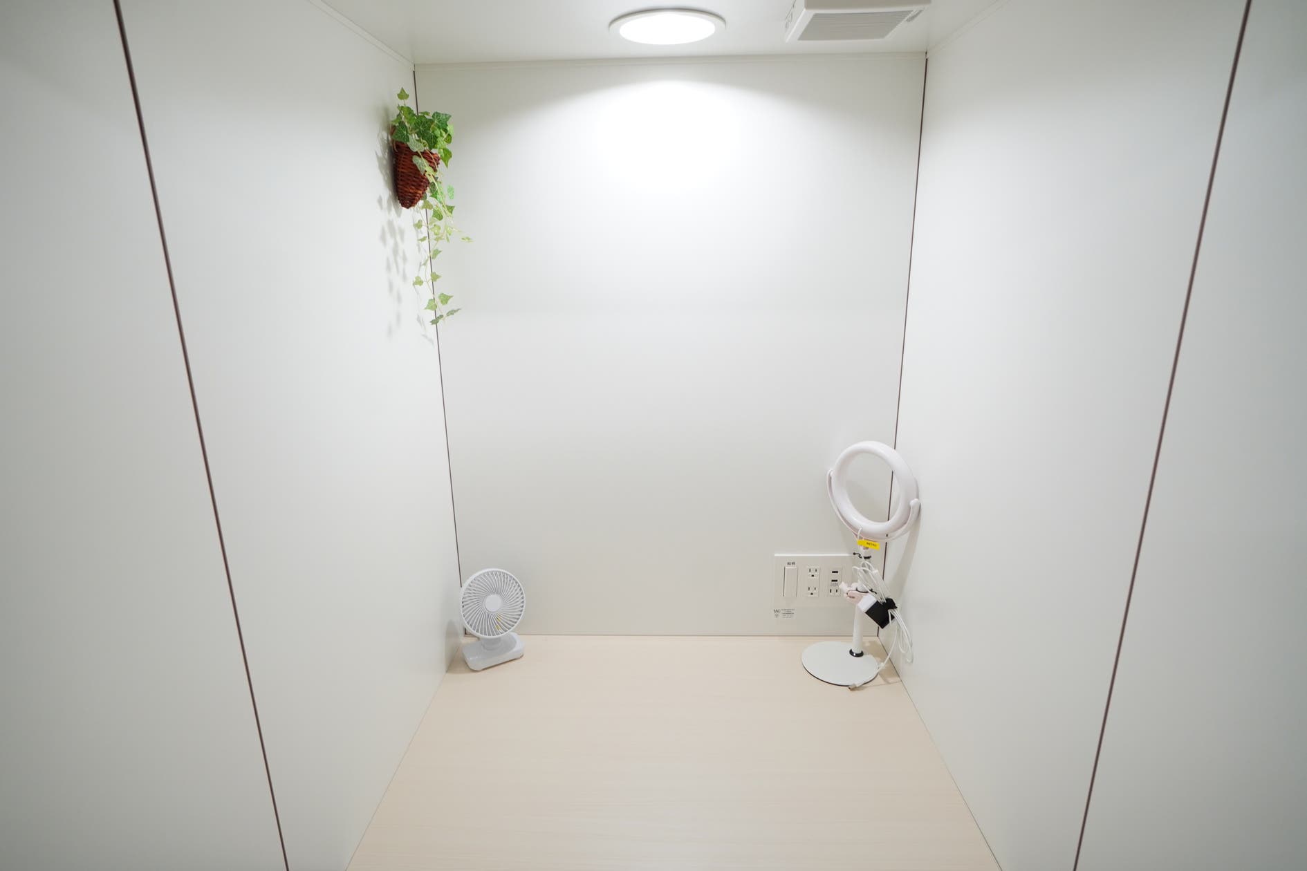 ＜ビズボ東京駅八重洲京橋No.8＞東京駅徒歩4分・京橋駅徒歩2分【完全個室】🚃光回線Wi-Fi📶電源🔌の写真4