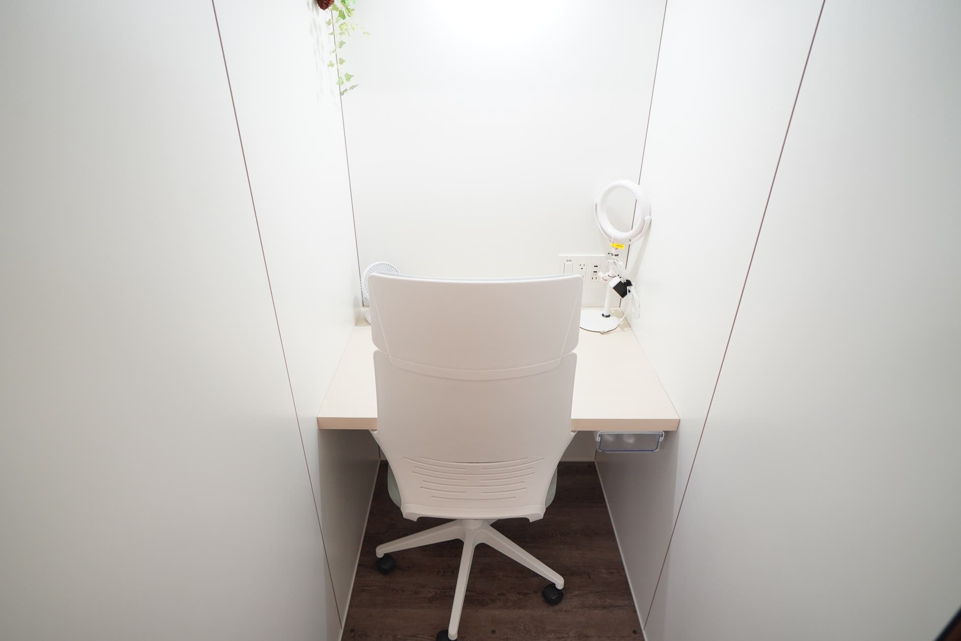 ＜ビズボ東京駅八重洲京橋No.8＞東京駅徒歩4分・京橋駅徒歩2分【完全個室】🚃光回線Wi-Fi📶電源🔌の写真5