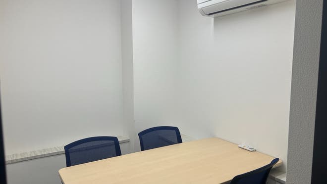 【4人用】Wi-Fi・コンセント完備!函館駅前徒歩2分!短時間利用可能の貸会議室です!の写真1