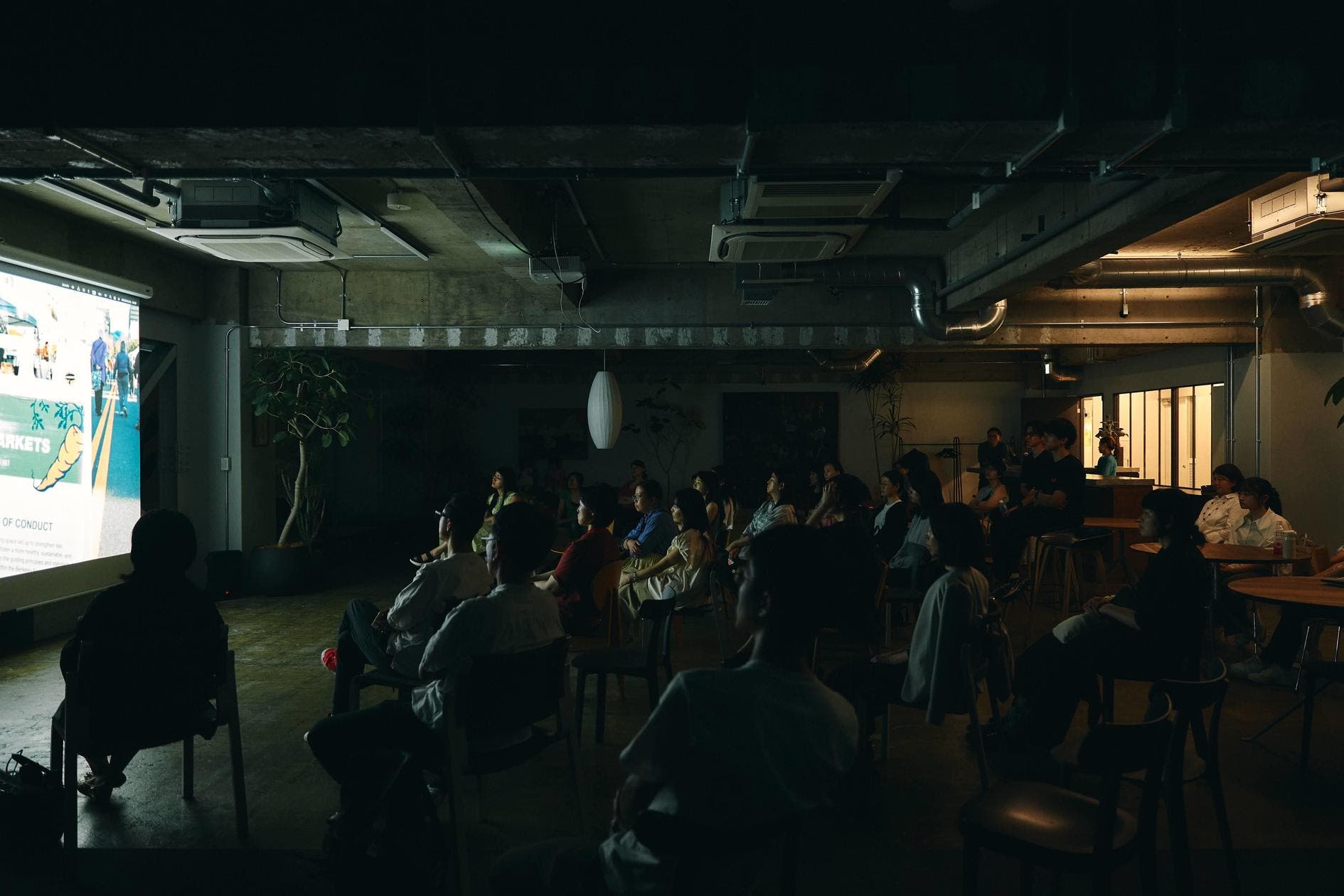 【永田町駅2分・100名対応】忘年会/新年会/セミナーにオススメ｜こだわりのインテリア｜212㎡の広々空間の写真14