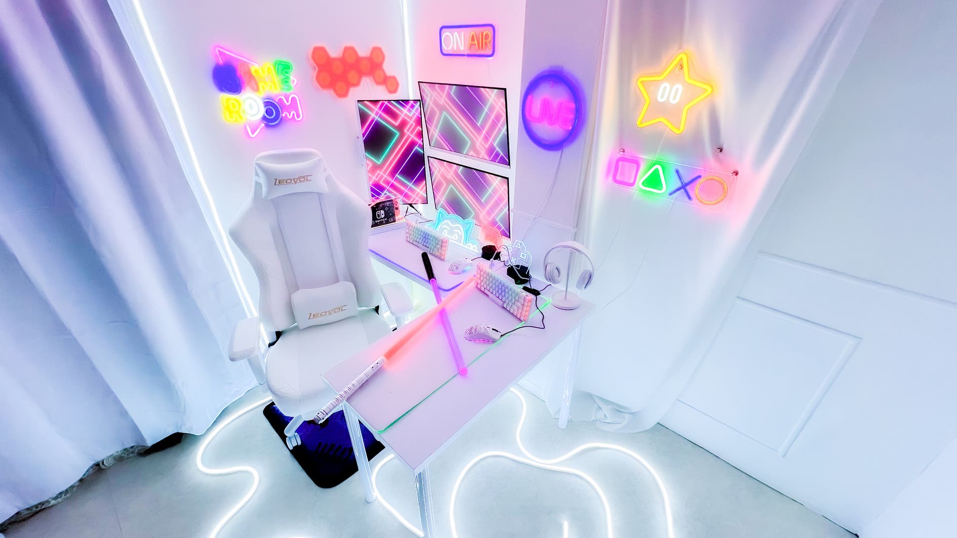 【ゲーミングコーナー】ネオンサイン、ゲーミングチェア、モニターの画像1