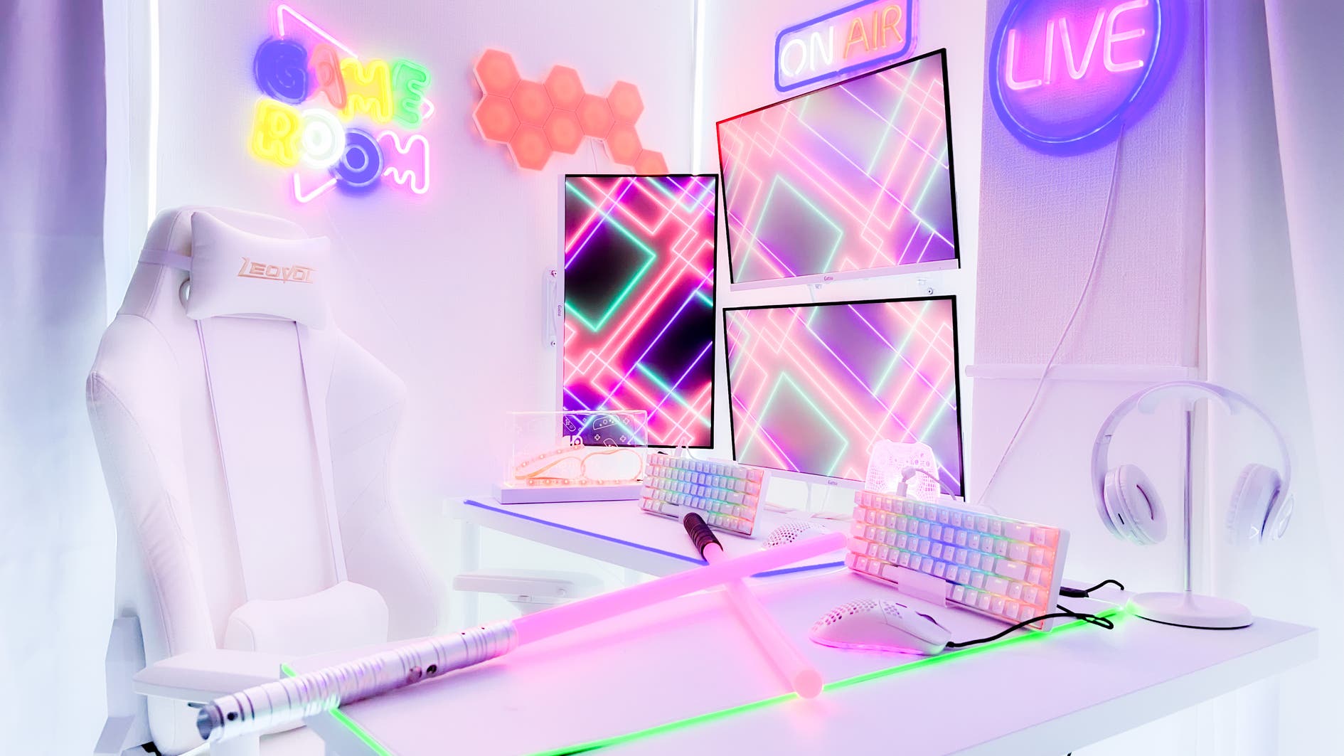 【ゲーミングコーナー】ネオンサイン、ゲーミングチェア、モニターの画像2