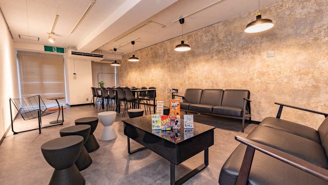 最大25名!!駅徒歩1分‼︎飲食OKゴミ捨て無料🚮モダンな大人空間🍷撮影/会議・打合せ/懇親会/歓送迎会/の写真1