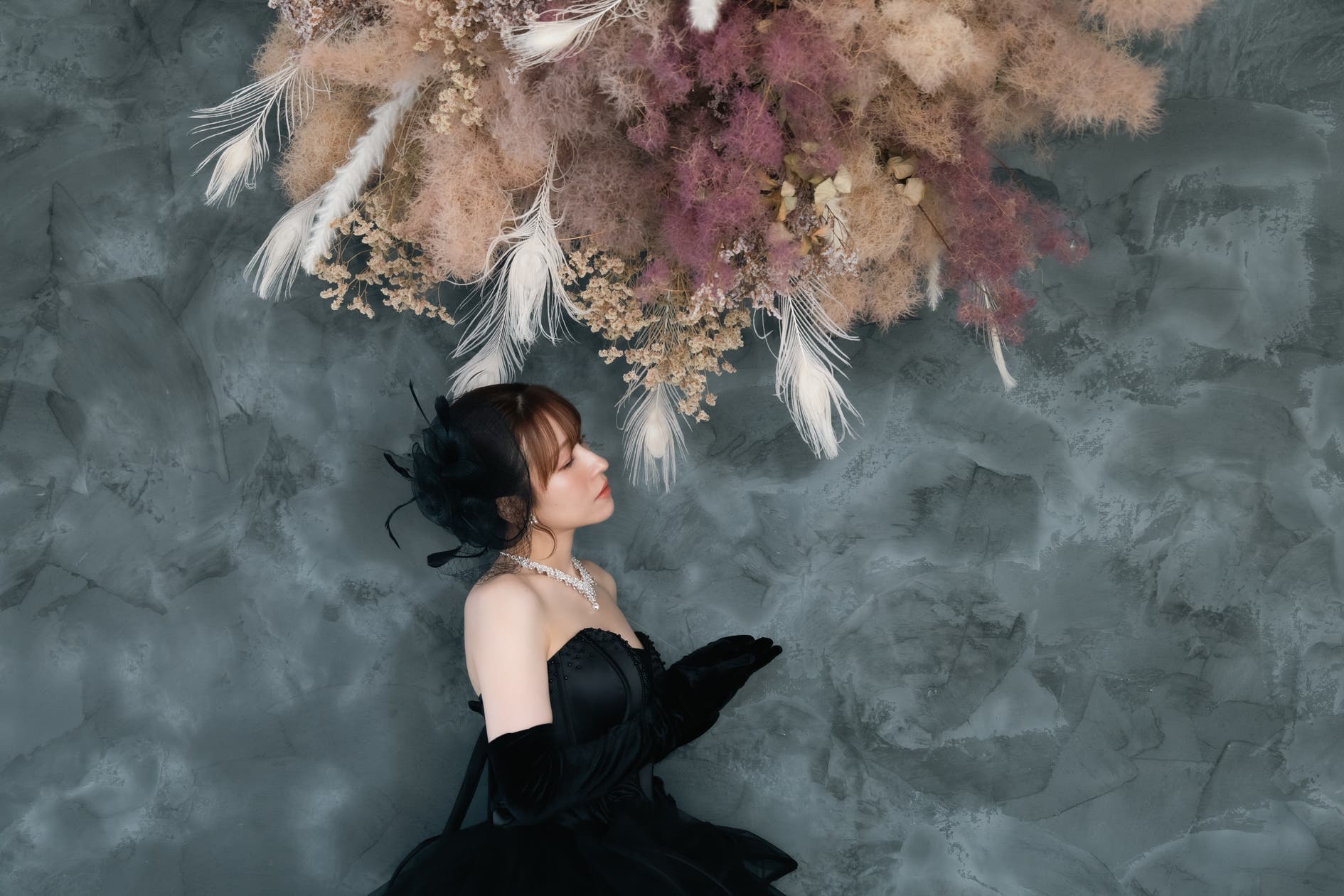 【花と光のハーモニー】自然光｜花天蓋ベッド｜大型ドライフラワー｜漆喰壁・レンガ壁｜ドレス着放題！｜撮影機材無料!の写真5