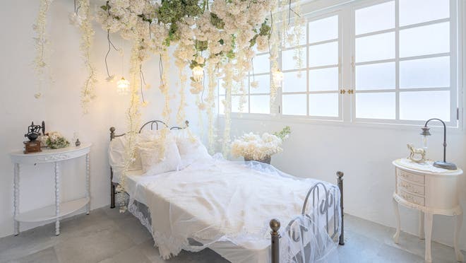 【花と光のハーモニー】自然光|花天蓋ベッド|大型ドライフラワー|漆喰壁・レンガ壁|ドレス着放題!|撮影機材無料!の写真2