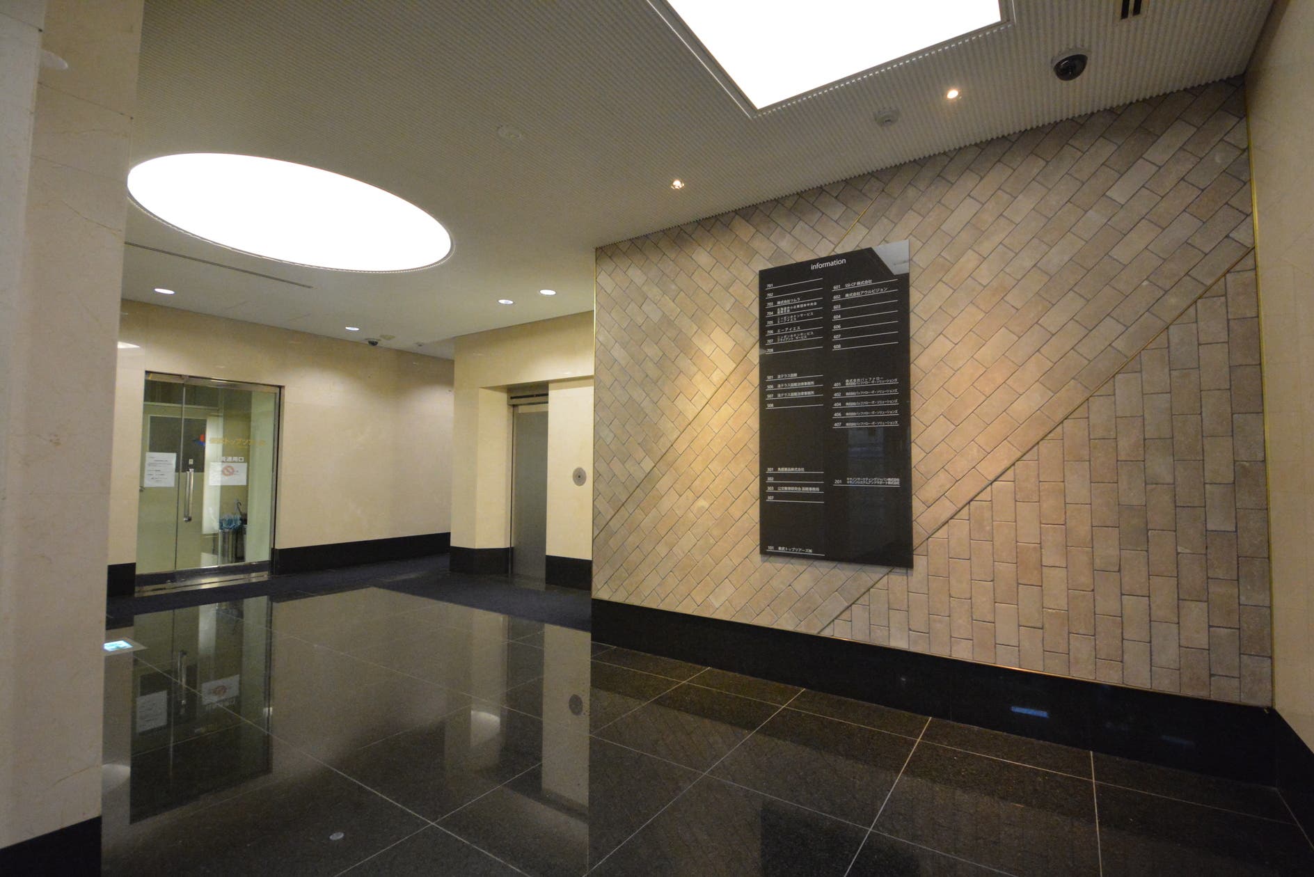 【6人用】Wi-Fi・コンセント完備！函館駅前徒歩2分！短時間利用可能の貸会議室です！の写真2