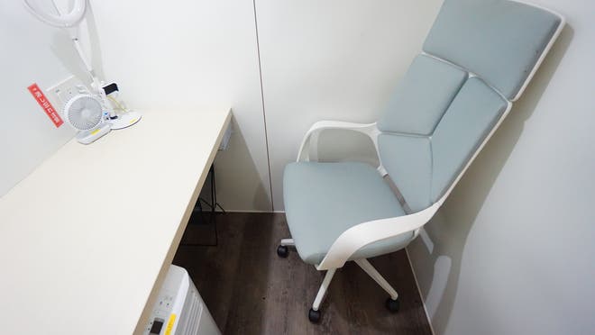 <ビズボ横浜駅西口No.1>駅直結🚶【換気ファン付完全個室】横浜駅みなみ西口徒歩1分🚃個別エアコン完備✨Wi-Fi📶電源🔌の写真1