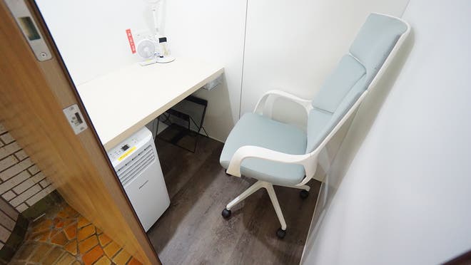 <ビズボ横浜駅西口No.1>駅直結🚶【換気ファン付完全個室】横浜駅みなみ西口徒歩1分🚃個別エアコン完備✨Wi-Fi📶電源🔌の写真2