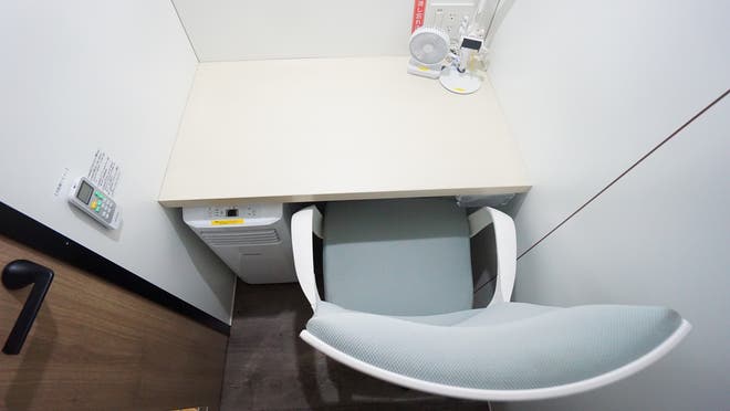 <ビズボ横浜駅西口No.1>駅直結🚶【換気ファン付完全個室】横浜駅みなみ西口徒歩1分🚃個別エアコン完備✨Wi-Fi📶電源🔌の写真3