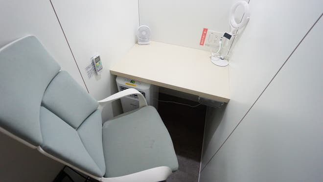 <ビズボ横浜駅西口No.2>駅直結🚶【換気ファン付完全個室】横浜駅みなみ西口徒歩1分🚃個別エアコン完備✨Wi-Fi📶電源🔌の写真1