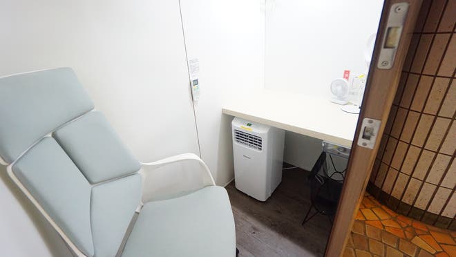 <ビズボ横浜駅西口No.3>駅直結🚶【換気ファン付完全個室】横浜駅みなみ西口徒歩1分🚃個別エアコン完備✨Wi-Fi📶電源🔌の写真4