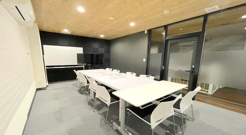 オビヤギルド中会議室。Web会議に最適、10人着席可能です。3階にあります。