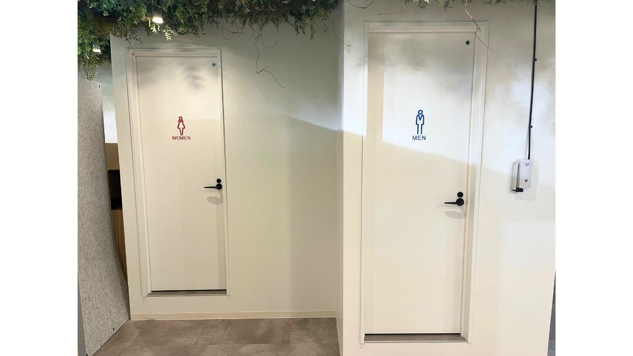 🌟6人までの打ち合わせに最適🌟【新宿駅東口徒歩2分｜貸し会議室｜3G】半個室/無料Wi-Fi/電源/55inモニターの写真9