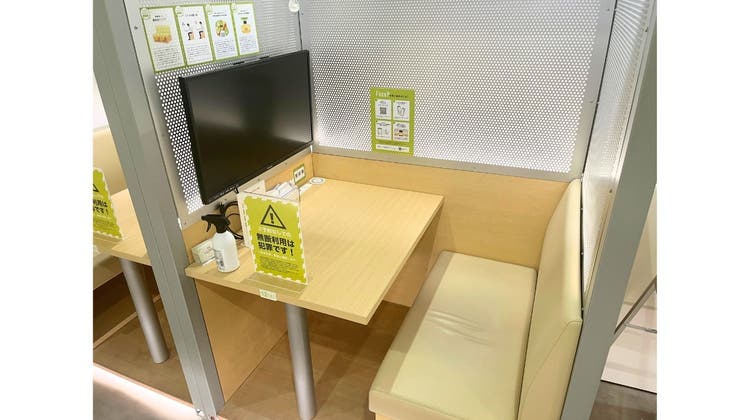 🌟隙間時間の待合室に🌟【新宿駅西口徒歩4分|飲物持込OK|5S】座り心地抜群ソファ/無料Wi-Fi/電源/31.5inモニターの写真1
