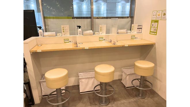 🌟資格など隙間時間の勉強に🌟【新宿駅西口徒歩4分|レンタル自習室|1C】カウンター/無料Wi-Fi/電源の写真1